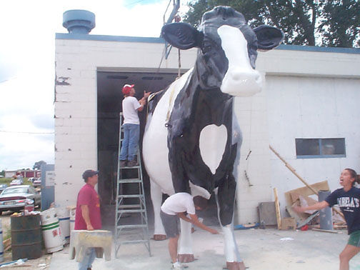 Wisconsin Company Produces Fiberglass Cows - Cowsmo